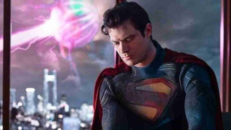 Foto Pertama David Corenswet Pakai Kostum Superman Baru